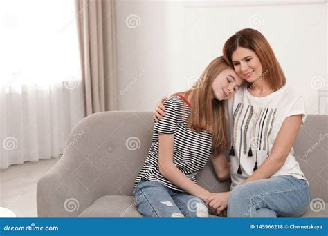 Madre Feliz Que Abraza A Su Hija Del Adolescente Foto De Archivo