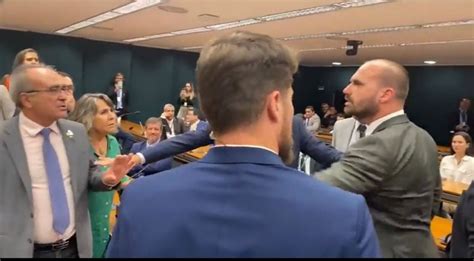 Eduardo Bolsonaro Parte Para Cima De Deputado Do Pt Após Discussão