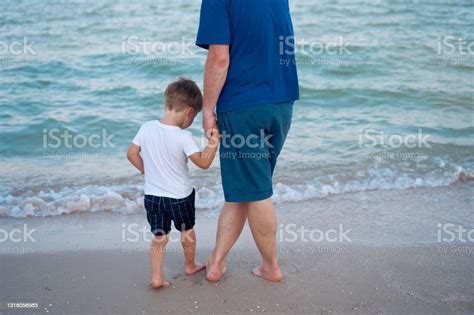 아버지 아들 함께 시간을 보내고 바다 휴가 젊은 아빠 아이 어린 소년 산책 해변 2 3 살에 대한 스톡 사진 및 기타 이미지
