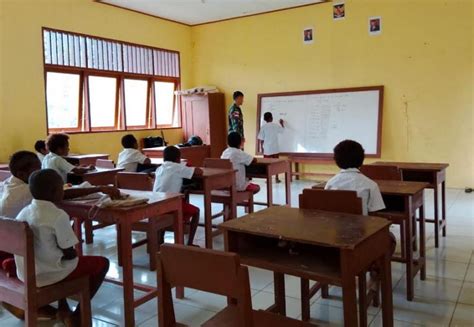 Bantu Cerdaskan Anak Bangsa Anggota Satgas Yonif 126 KC Jadi Tenaga