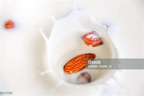 아몬드 밀크 스플래시 우유 한 잔에 떨어지는 아몬드 채식주의 0명에 대한 스톡 사진 및 기타 이미지 0명 건강관리와 의술