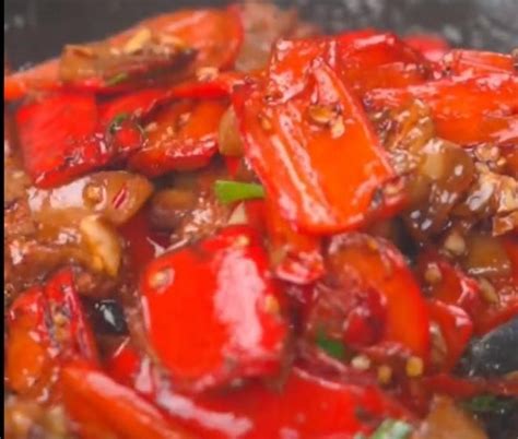 【红椒炒肉的做法步骤图，红椒炒肉怎么做好吃】恋爱哪有干饭香下厨房