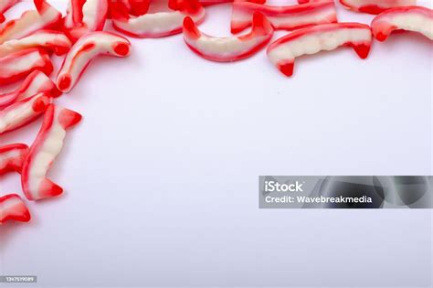 할로윈 젤리 치아 트릭의 구성 또는 흰색 배경에 복사 공간으로 과자를 치료 10월에 대한 스톡 사진 및 기타 이미지 10월 개념 공포 무서움 Istock