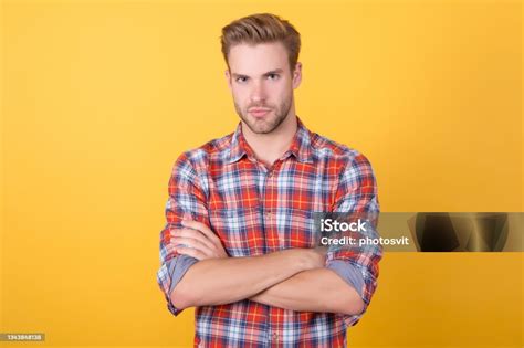 진지합니다 남성복 가게 체크 셔츠를 입은 마초 남자 패션 여름 트렌드 면도하지 않은 남자 스킨 케어 이발소 개념 캐주얼 스타일 남성성 개념 맨 뷰티 모델 엄격한 얼굴 개념에