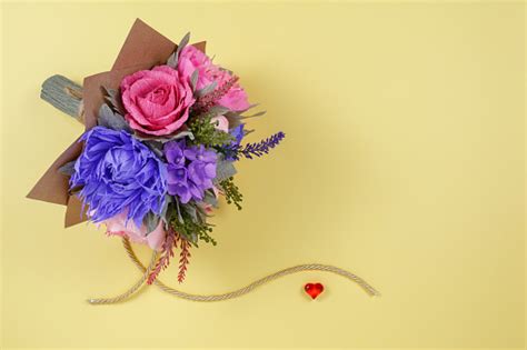 다채로운 종이 꽃과 엽서 초청장 및 등 대를 배경으로 노란 바탕에 작은 빨간색 하트 부케 개념에 대한 스톡 사진 및 기타 이미지 개념 개화기 공란 Istock