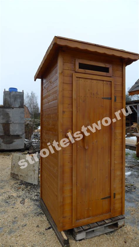 Классический уличный деревянный туалет