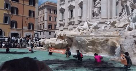 영상 이탈리아 환경단체 트레비 분수 검은 물 시위 또 벌여