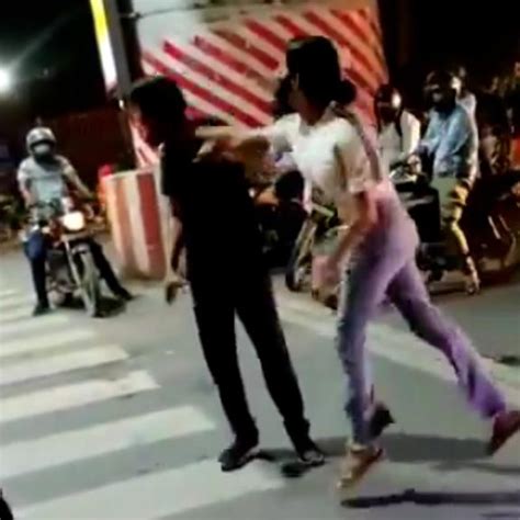 Viral Video Girl Thrashes Cab Driver On Lucknow Road Angry Netizens