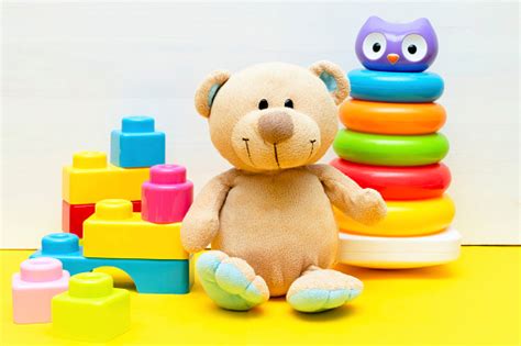 다채로운 피라미드 생성자 어린이를위한 장난감 블록이 흰색 노란색 배경에서 놀고 아기의 어린 시절 발달 유아 아이의 개념을위한