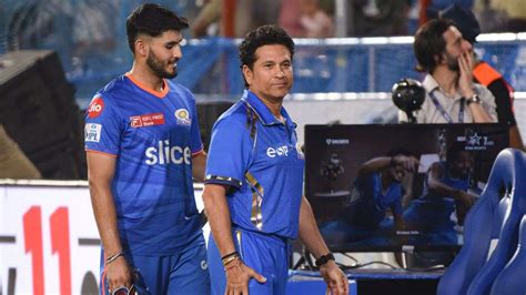 Sachin Tendulkar Hardik Pandya Give Pep Talk To Mumbai Indians Players
