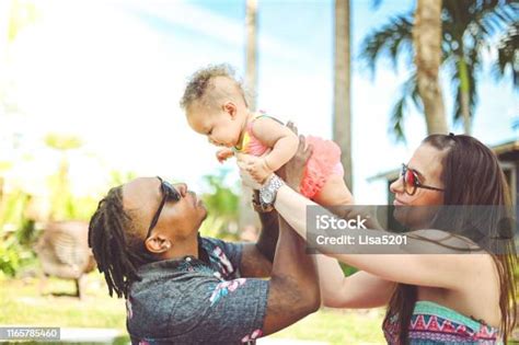 인종 커플 놀이 외부 와 그들의 달콤한 아기 딸 귀여운 가족 에 휴가 가족에 대한 스톡 사진 및 기타 이미지 가족 귀여운 남자 Istock