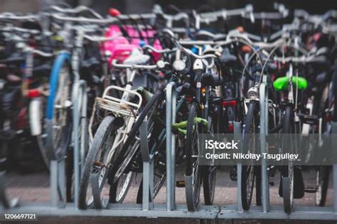 암스테르담 센트랄 기차역 근처 암스테르담에서 자전거 주차 Bicycle Parking Station에 대한 스톡 사진 및 기타