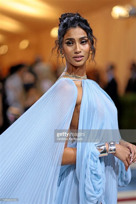 Imaan Hammam Está Utilizando Um Custom Da Oscar De La Renta Feito De