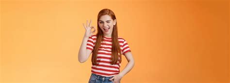 Sassy Elegante Pelirroja Astuta Chica Alegre Asegurando Que Todo Sea