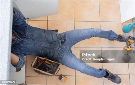 탑 배관공 및 남자는 유지 보수 서비스 엔지니어링 또는 리노베이션의 바닥에 가정용 파이프 업그레이드 또는 설치를 위한 기계 도구를 사용하는 핸디맨 배관 및 계약자 위 30