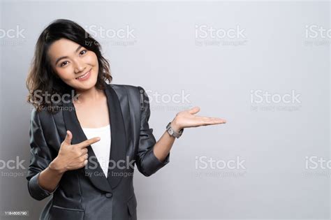 행복한 여자는 흰색 배경을 통해 고립 된 복사 공간을 제시 계획에 대한 스톡 사진 및 기타 이미지 계획 고립 색상 공연