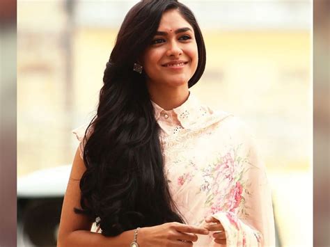 Mrunal Thakur Pics सीता रामम की सक्सेस के बाद फिल्म से सामने आई