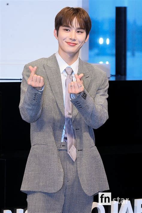 포토 NCT 정우 여심 녹이는 더블하트 헉스