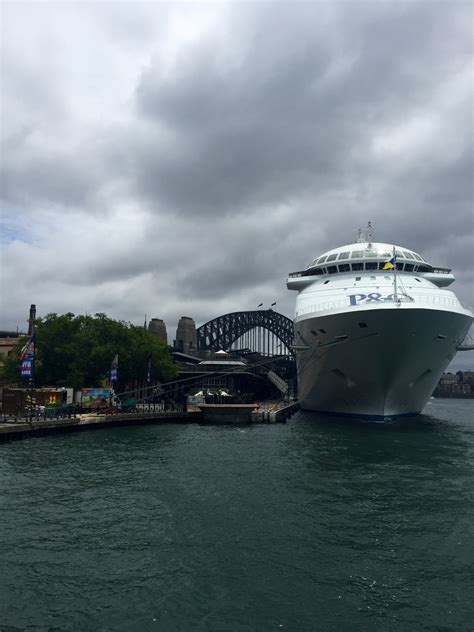 عکس قایق‌ها در اسکله با کیفیت فول اچ دی برای والپیپر