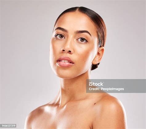 흑인 여성 스튜디오 및 뷰티 초상화는 스킨케어 천연 화장품 및 메이크업 모형 마케팅 광고 또는 프로모션 공간을 위한 것입니다 얼굴 광선 또는 얼굴 피부 관리를 위한 젊은