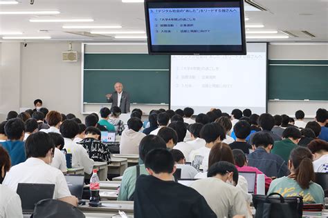 情報通信工学部情報工学科1年生を対象に本学卒業生のアドソル日進株式会社代表取締役会長兼ceo 上田富三氏による特別講演を行いました