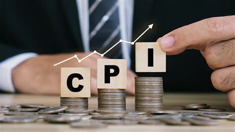 Cpi 소비자 물가 지수 기호 Cpi 달러 지폐의 소비자 물가 지수라는 단어가 있는 나무 블록을 들고 있습니다 비즈니스 및