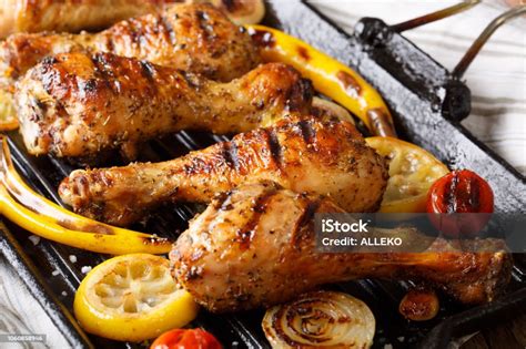 갓 구운된 치킨 드럼 스틱 다리 그릴 팬 클로즈업에 야채와 함께 요리 가로 배경 주제에 대한 스톡 사진 및 기타 이미지 배경 주제 요리하기 음식 준비 가금류 Istock