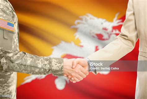 미국 군사 남자에 균일 하 고 시민 남자에 맞게 배경부탄에 적절 한 국기와 악수 계약서에 대한 스톡 사진 및 기타 이미지