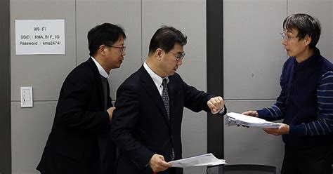 시간 확인하는 박형욱 대한의사협회 비대위원장