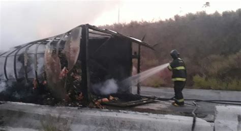 Trânsito na BR em Messias flui em meia pista após tombamento de carreta