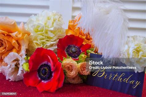 엽서 생일 인사말이 있는 인터넷 배너 비문 생일 축하 축하 메모가 있는 꽃다발 기념일에 대한 스톡 사진 및 기타 이미지