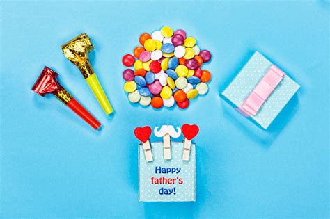 미니입니다 배경 선물 상자 재미 있은 콧수염 색종이 파란색 배경 복사 공간 파티 행복 Fater의 하루입니다 공 스포츠 장비에 대한 스톡 사진 및 기타 이미지 Istock