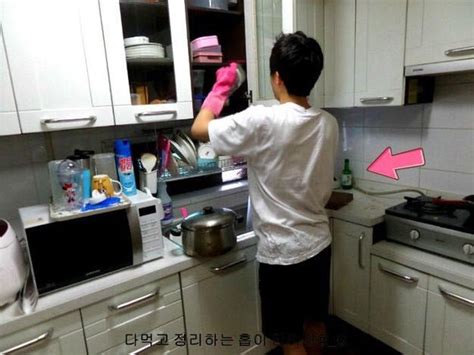 Pin By K Ates World On Bangtan Eat Bangtan Washing Dishes Hoseok