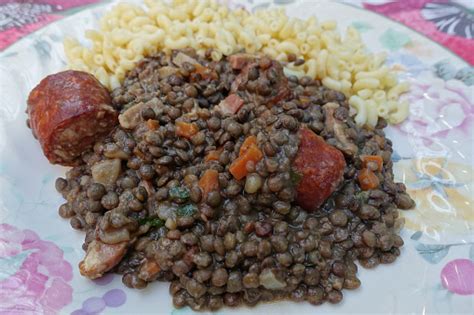 작은 부분에 야채로 조리 된 녹색 렌즈 콩 껍질 파스타와 함께 제공되는 소시지와 베이컨 비트 0명에 대한 스톡 사진 및 기타 이미지 Istock