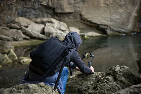 자연으로 돌아가기 산악 호수 근처에서 사진을 찍는 솔로 여행자 자연에서 행복한 젊은 남자 관광 폭포 근처 야외에서 즐기는 즐거움 20 29세에 대한 스톡 사진 및 기타