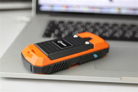 Mobile-review.com Обзор защищенного телефона Senseit P10