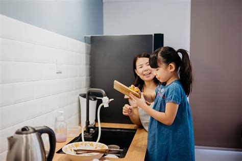 어린 아시아 소녀 배운 방법 에 세척 요리 와 그녀의 어머니 설거지에 대한 스톡 사진 및 기타 이미지 설거지 가족 어머니