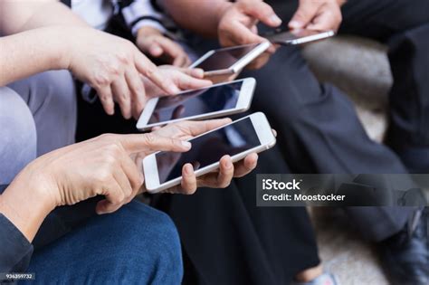 스마트 휴대 전화를 사용 하 여 온라인 쇼핑 이나 전자 상거래 개념에 대 한 사람들의 그룹 단체에 대한 스톡 사진 및 기타