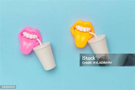 파란색 배경에 다채로운 플라스틱 입술과 컵 기발하고 재미있는 개념 이미지 개념과 주제에 대한 스톡 사진 및 기타 이미지 개념과 주제 개성 개념 기이함 Istock