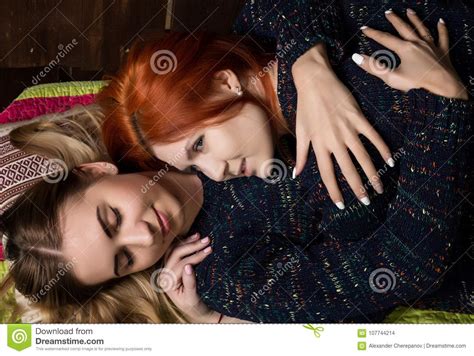 Le Amiche Passano Insieme Il Tempo Due Amiche Graziose Delle Lesbiche