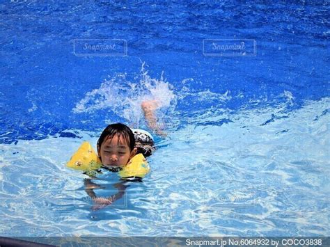 プールで泳ぐ男の子の写真・画像素材 Snapmart（スナップマート）