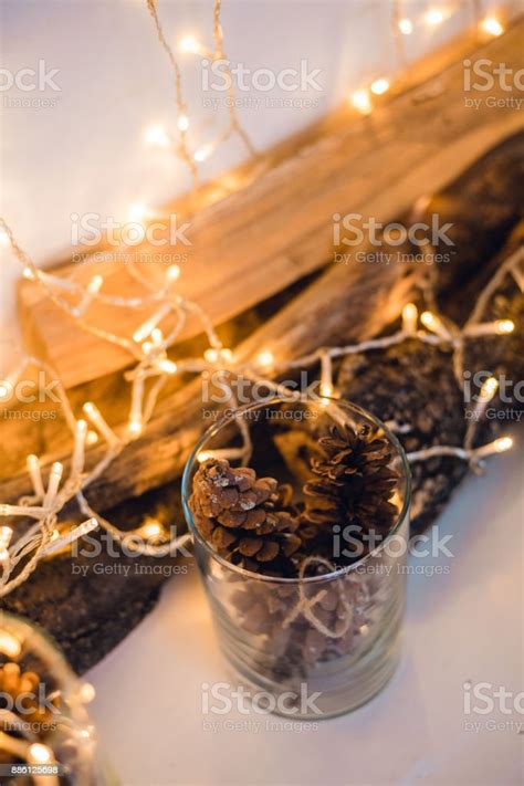 작은 유리 촛대와 소나무 원뿔 나무 막대에 배경 축제 저녁 선택적 초점 Garlands 크리스마스 또는 새 해 구성 0명에 대한