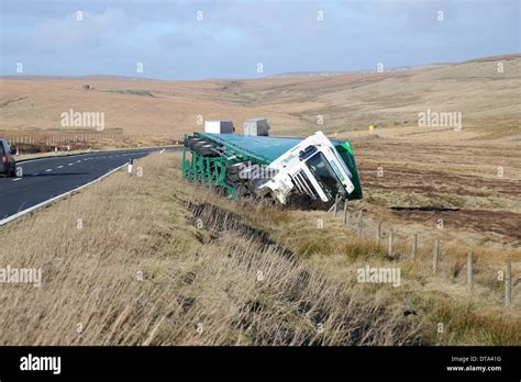 Woodhead Pass Uk 13th Feb 2014 An Overturned Lorry On The A628