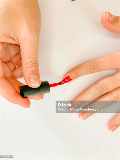 흰색 배경에 붉은 색으로 그녀의 손톱을 그리는 여성 여성 매니큐어 세트에 대한 스톡 사진 및 기타 이미지 매니큐어 세트 매니큐어 미용술 매니큐어 화장품 Istock