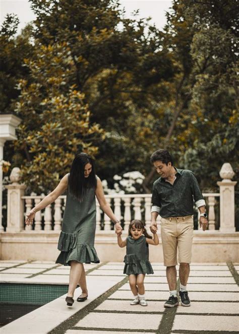 بیش از ۵۰ ژست عکس خانوادگی در فضای باز، خانه و آتلیه کادرو