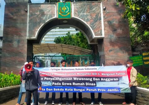 Kasus Sewa Rumdis Wako Sekda Sungai Penuh Massa Sampaikan Aspirasi Ke