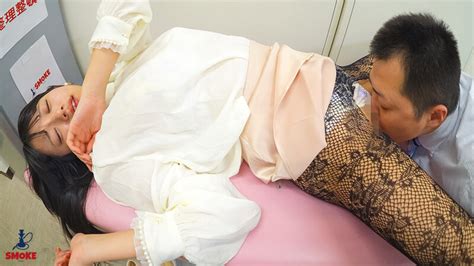 【クンニセクハラ】 残業中、2人きりの社内で中年オジ部長の巧みな舌使いに我慢できず何度も恥じらいイキさせられ舐め回しベロベロsexしてしまう押しに弱い黒髪美脚部下ol 北岡果林｜エロ動画