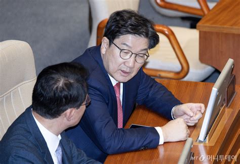권성동 김상욱 탈당 권유 논란양심 따라야vs의총서 얘기하지