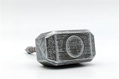 토르의 망치 Mjolnir 흰색 배경에 고립 신화적인 토르망치 전설적인 바이킹 무기 인 Mjolnir 망치에 대한 스톡 사진 및