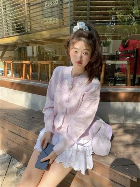 시크온미 여성 펀칭 스카시 꽈배기 와플 싸개단추 라운드 연보라 러블리 숏 가을 니트가디건 연보라